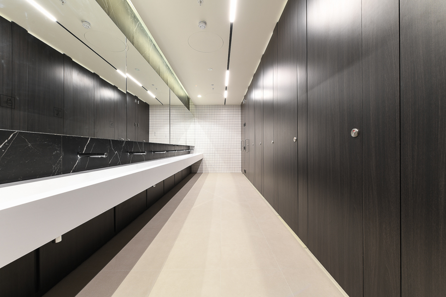 Full Height Flush Fronted Cubicle System with Hardwood Door Lips